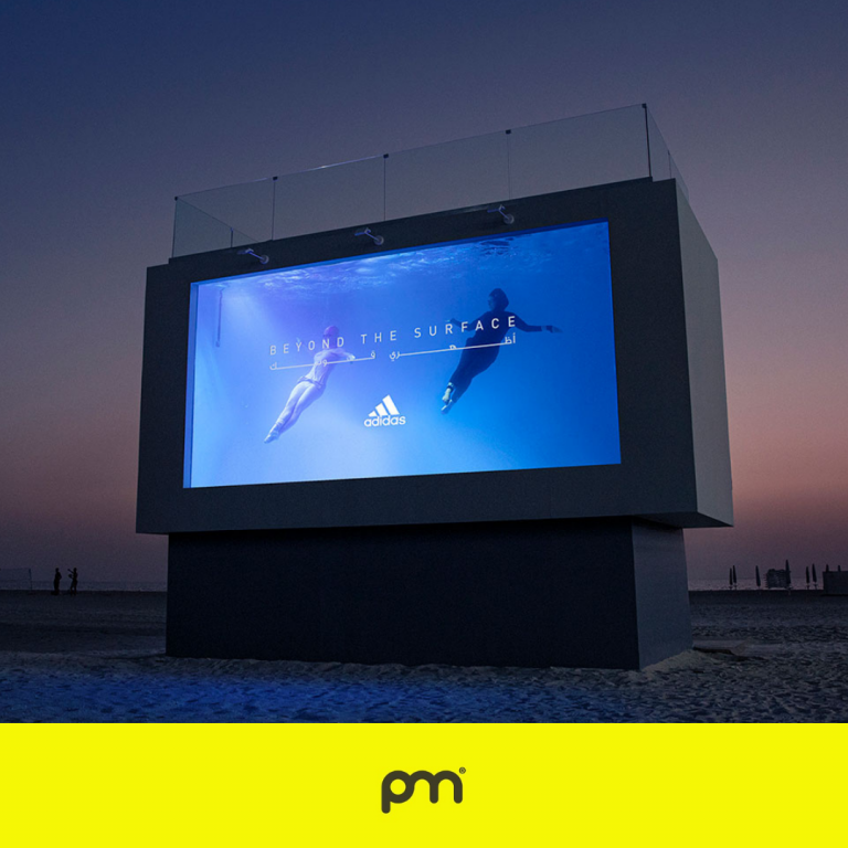 Adidas crea la prima billboard liquida per promuovere i suoi nuovi ...